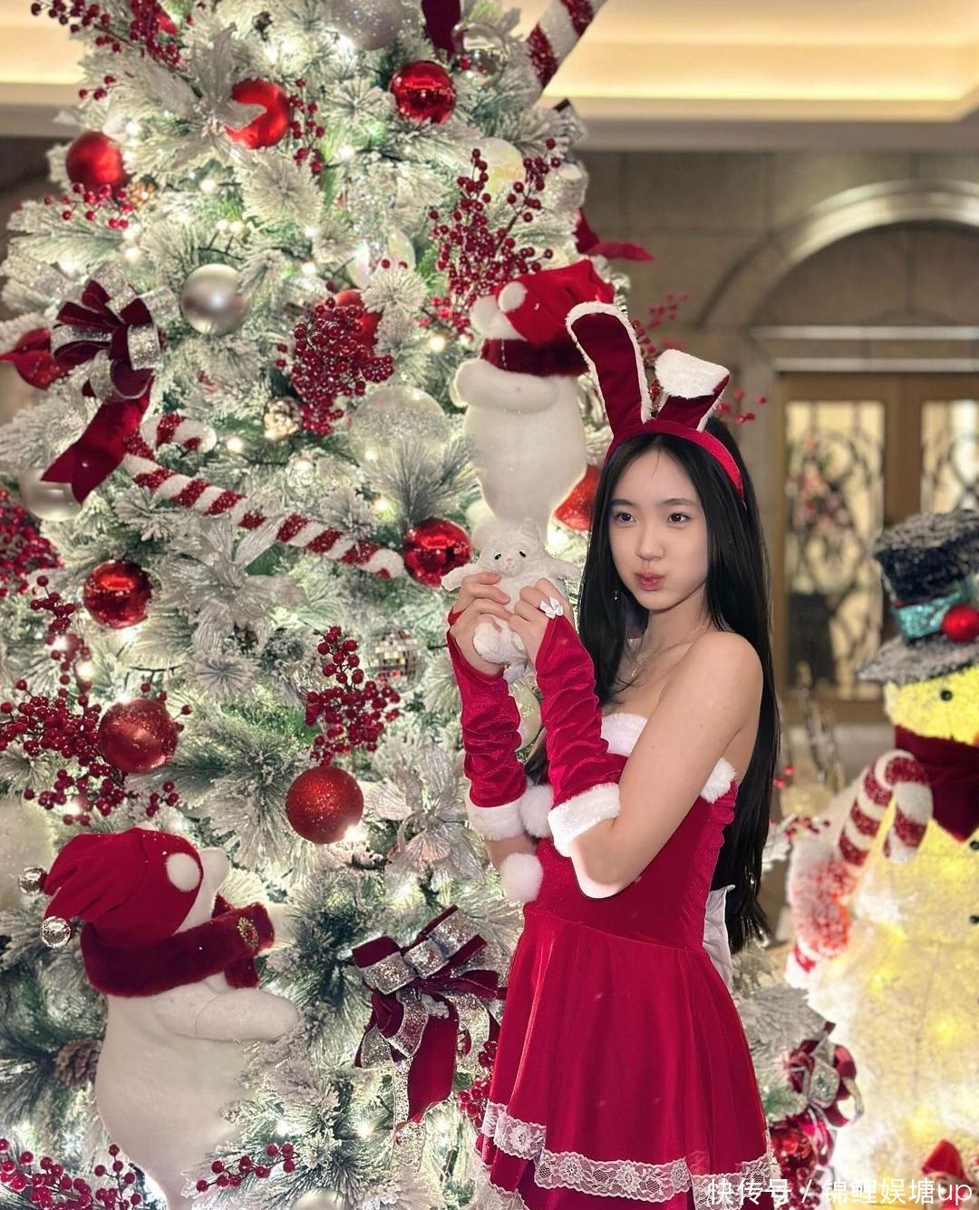 小s女儿平安夜晒照比美，老大秀美背老二扮兔女郎，一个比一个辣 360娱乐，你开心就好