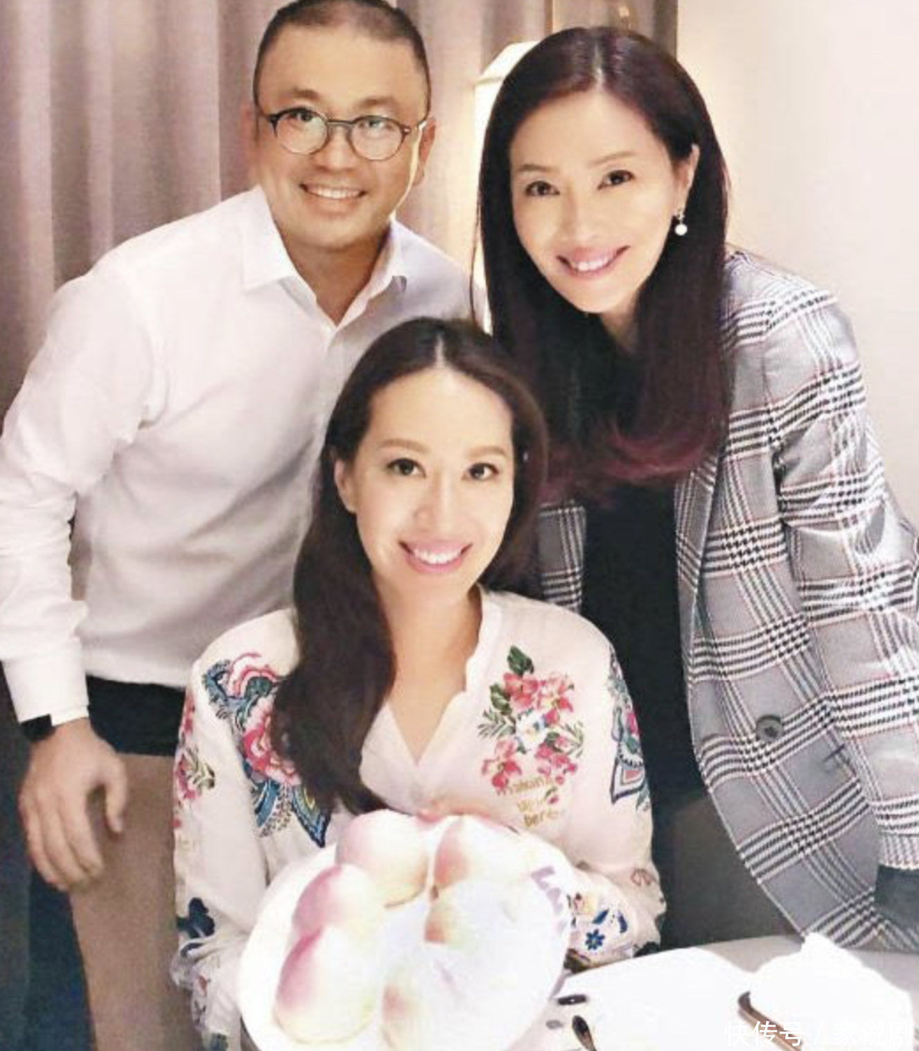 汪诗诗为外婆庆祝94岁生日，大合照儿子身高抢镜，16岁已超越父母 - 360娱乐，你开心就好