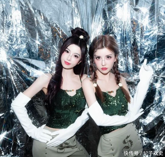 By2姐妹拍大尺度写真，蕾丝吊带半包胸部，翘臀满满暗示 - 360娱乐，你开心就好