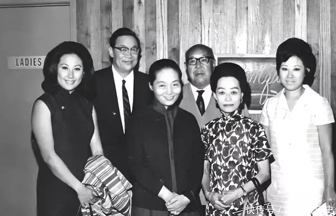 马鸿逵的生活照：坐在沙发上剔牙，搂着孙女拍照，晚年客死异乡 - 360娱乐，你开心就好