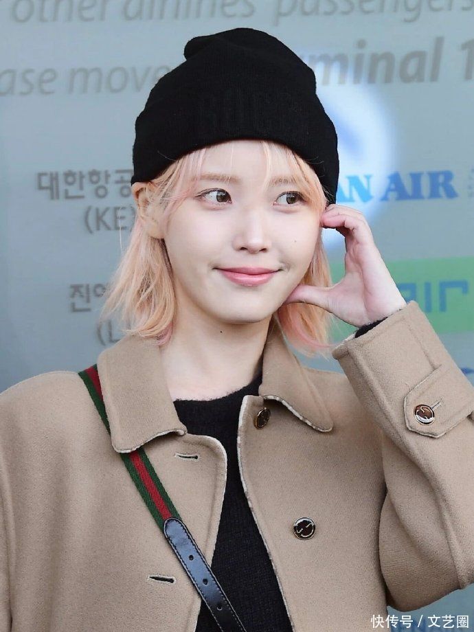 30岁IU出发米兰时装周！染粉发一身行头近10万，脸浮肿很僵认不出 - 360娱乐，你开心就好