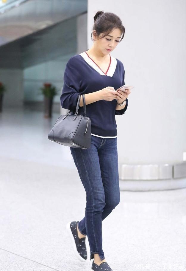 56岁江珊扎起麻花辫减龄10岁，穿针织衫+牛仔裤，完全没有大妈味 - 360娱乐，你开心就好