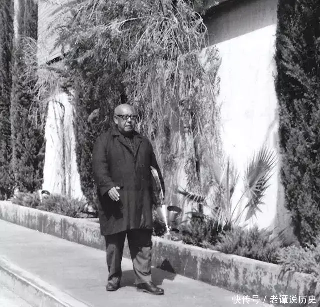 马鸿逵的生活照：坐在沙发上剔牙，搂着孙女拍照，晚年客死异乡 - 360娱乐，你开心就好