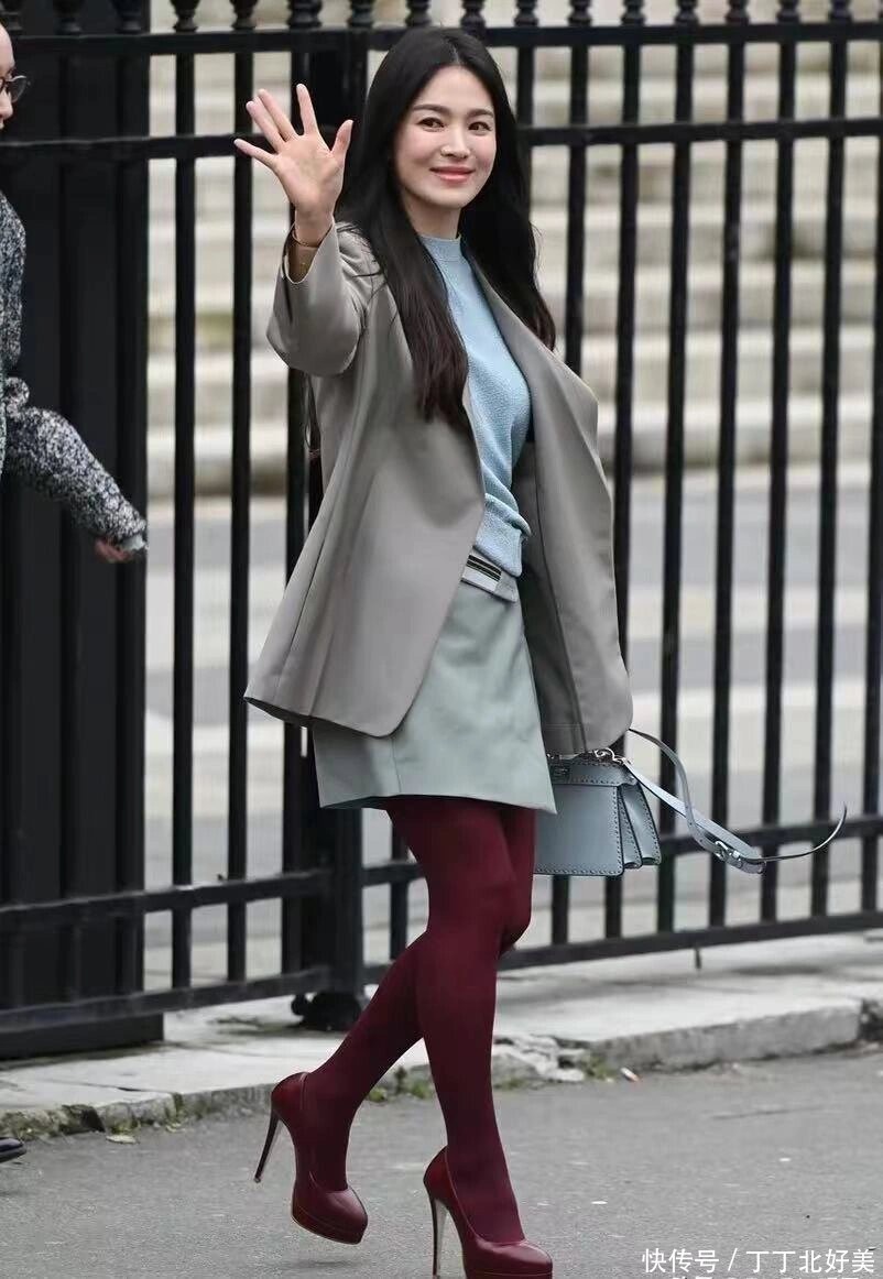 宋慧乔离婚后烫了大波浪，穿套裙+黑丝+短靴亮相，42岁美出新高度 - 360娱乐，你开心就好