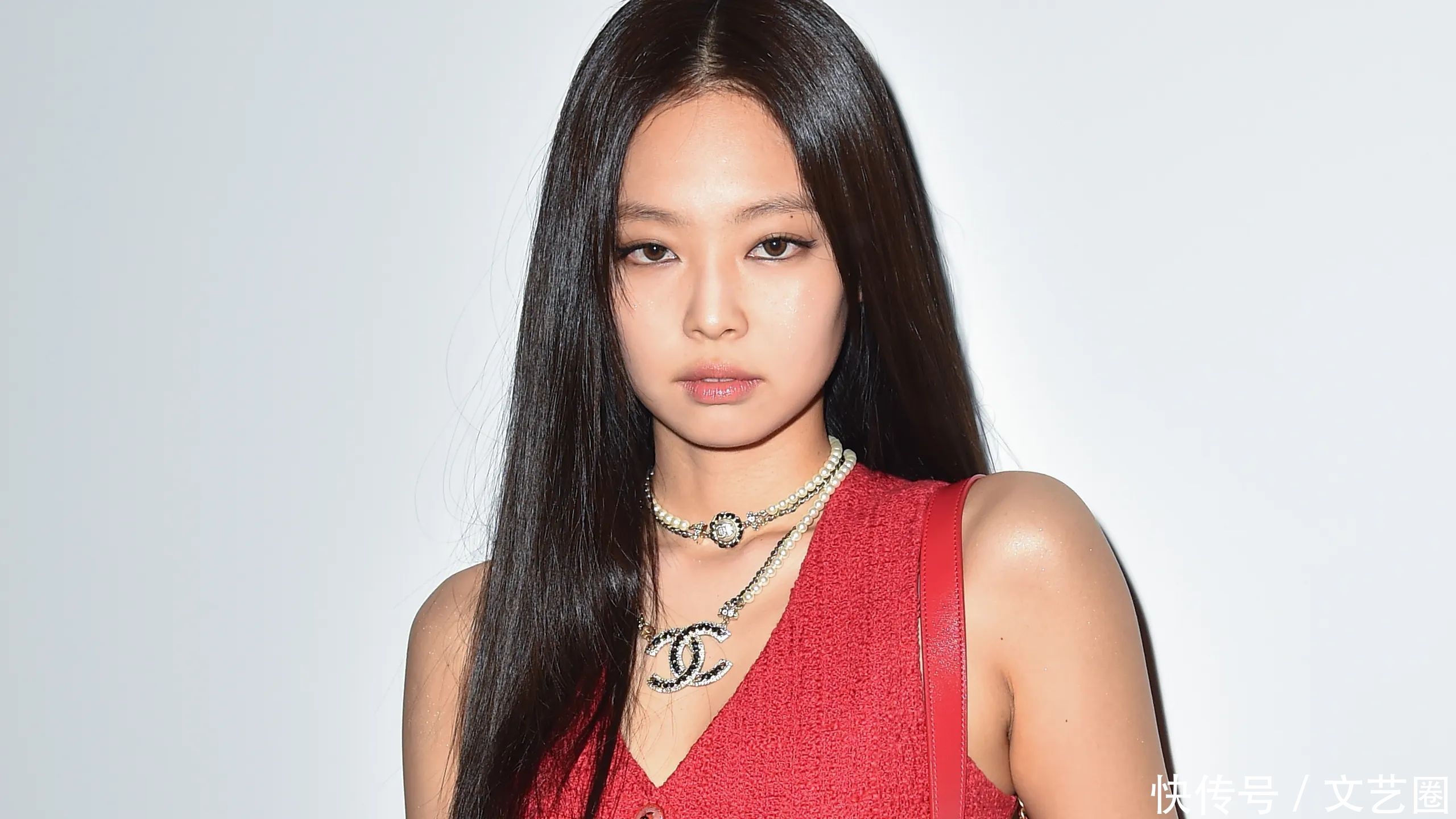 Jennie穿白蕾丝袜对镜自拍，意外曝光更衣室，环境脏乱差不忍直视 - 360娱乐，你开心就好