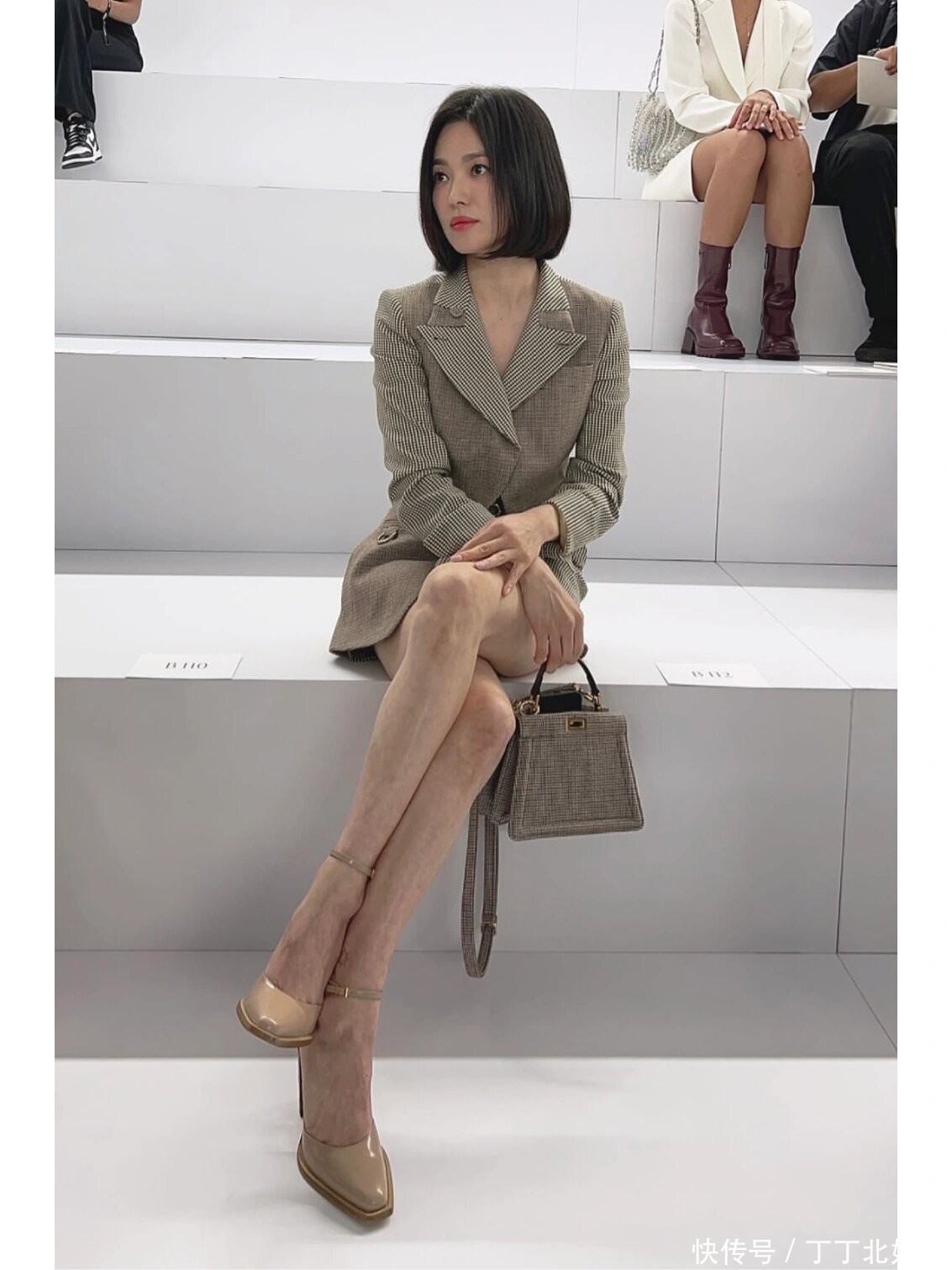 宋慧乔离婚后烫了大波浪，穿套裙+黑丝+短靴亮相，42岁美出新高度 - 360娱乐，你开心就好