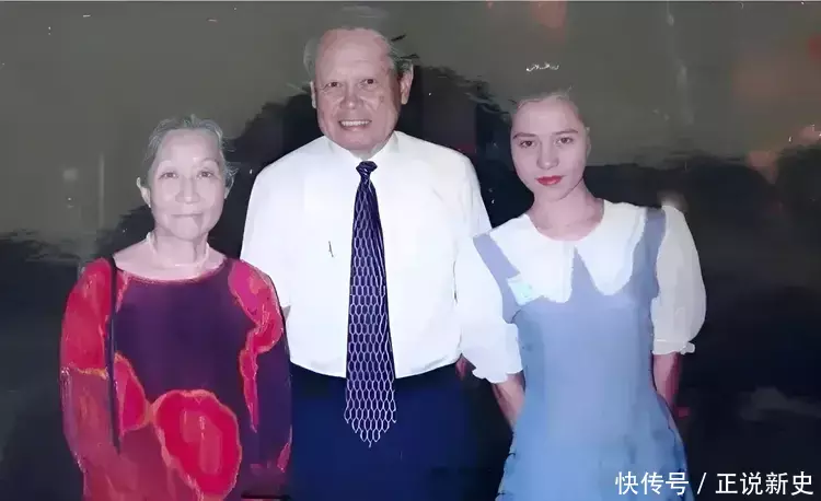 罕见老照片：1995年，杨振宁和两任妻子的罕见合影 - 360娱乐，你开心就好