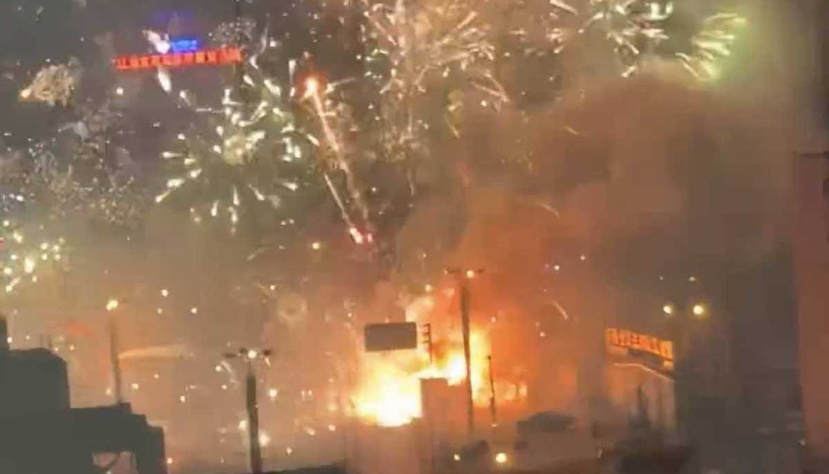 辽宁一鞭炮摊失火