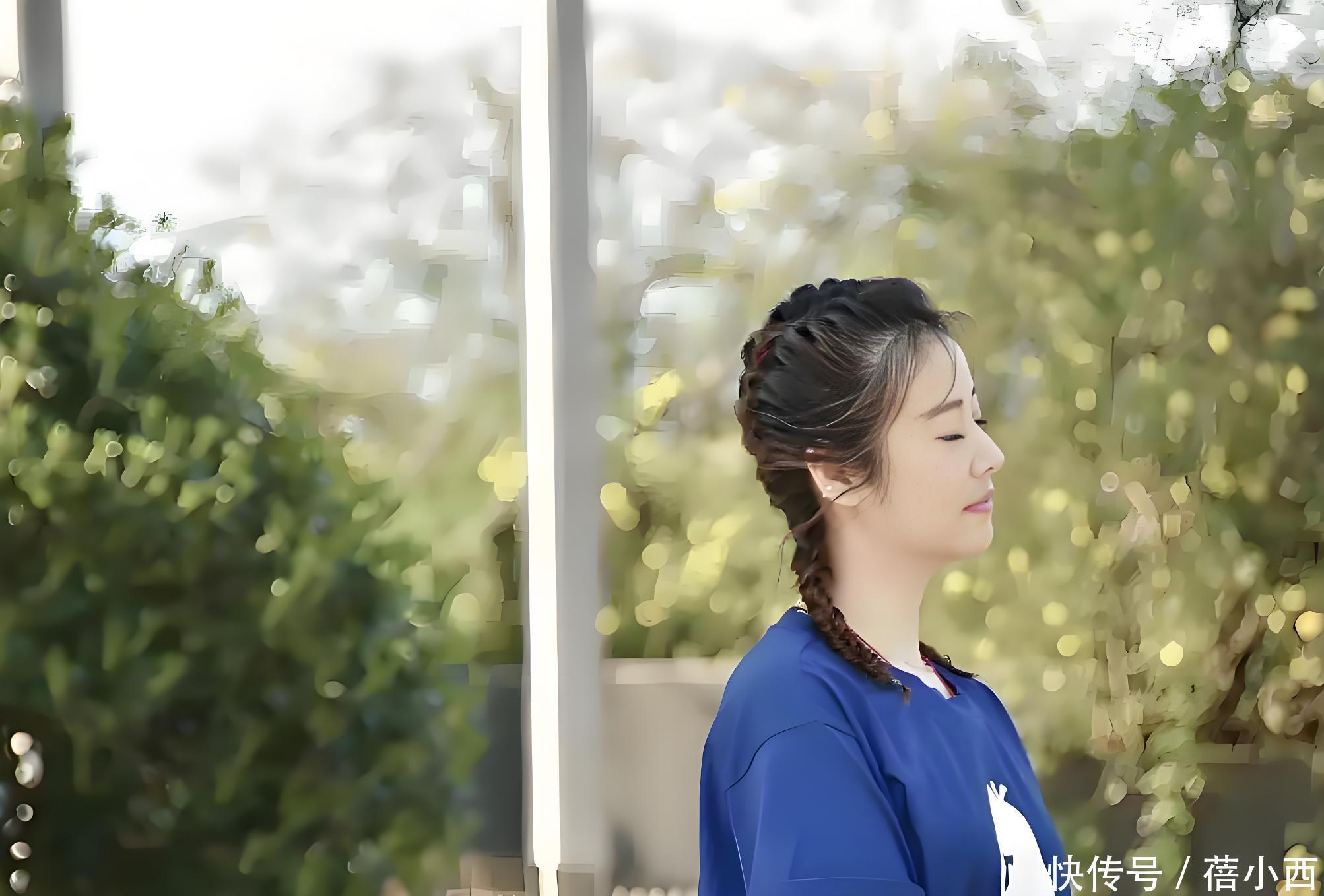 49岁“林心如”带火了“哪吒裤”，配T恤+运动鞋+麻花辫，太时髦 - 360娱乐，你开心就好